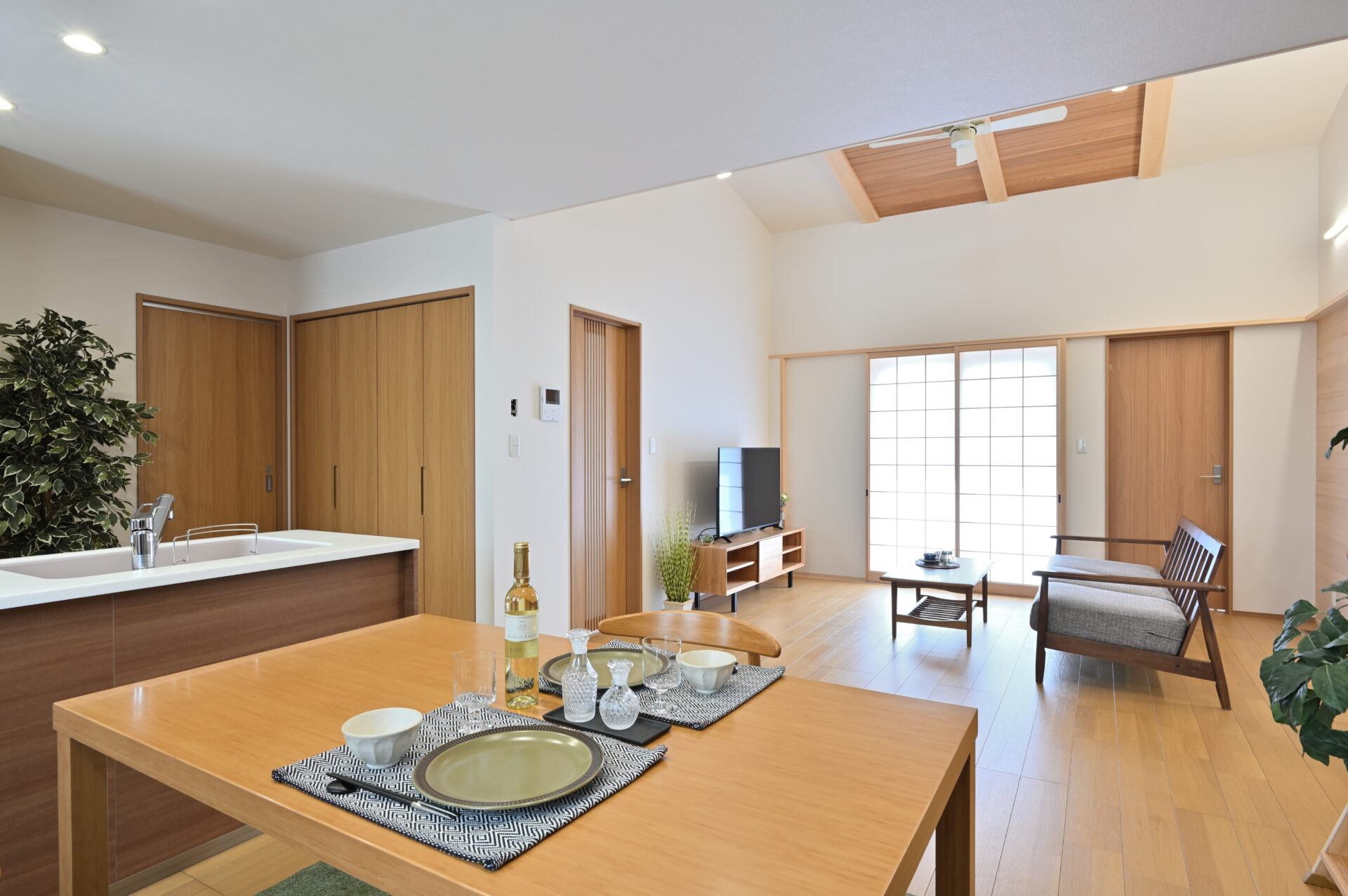 「平屋 4LDK」は後悔する？ 必要な土地の坪数・コスト・採光の不安を「中庭と設計」で解決する間取り事例集｜イシンホーム家づくりコラム